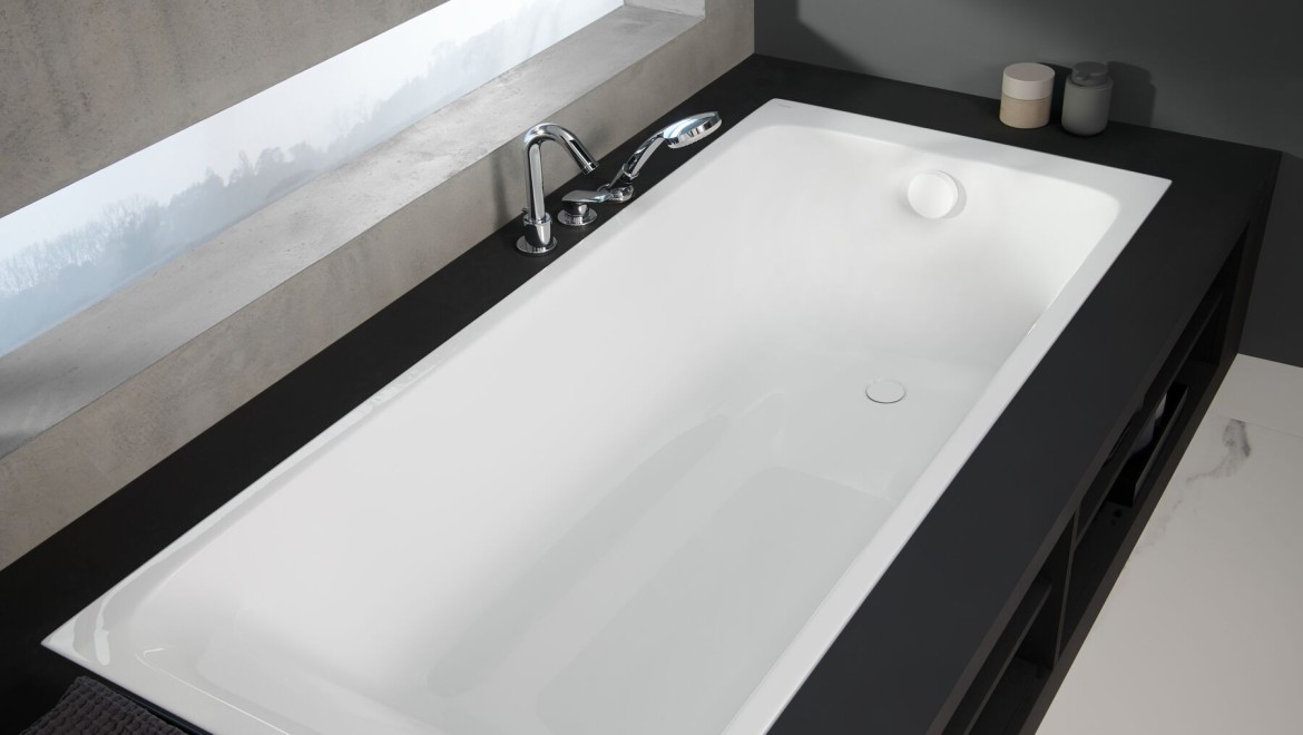 Bathtubs including inlet and drain assemblies | Geberit