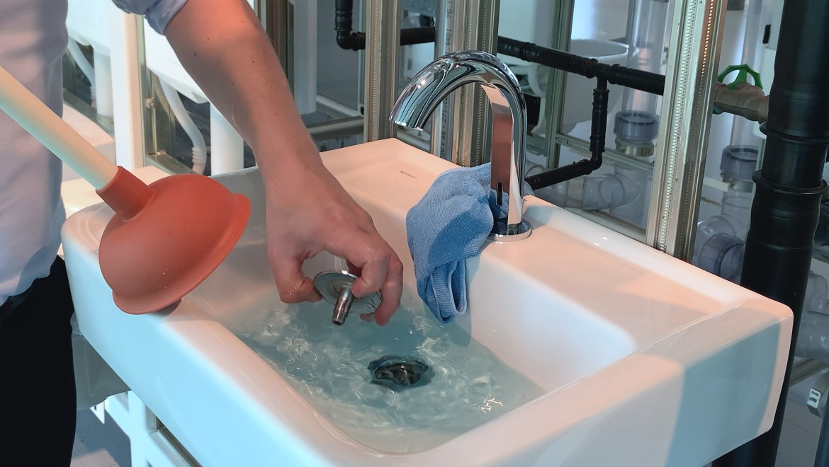 Clean the trap | Geberit